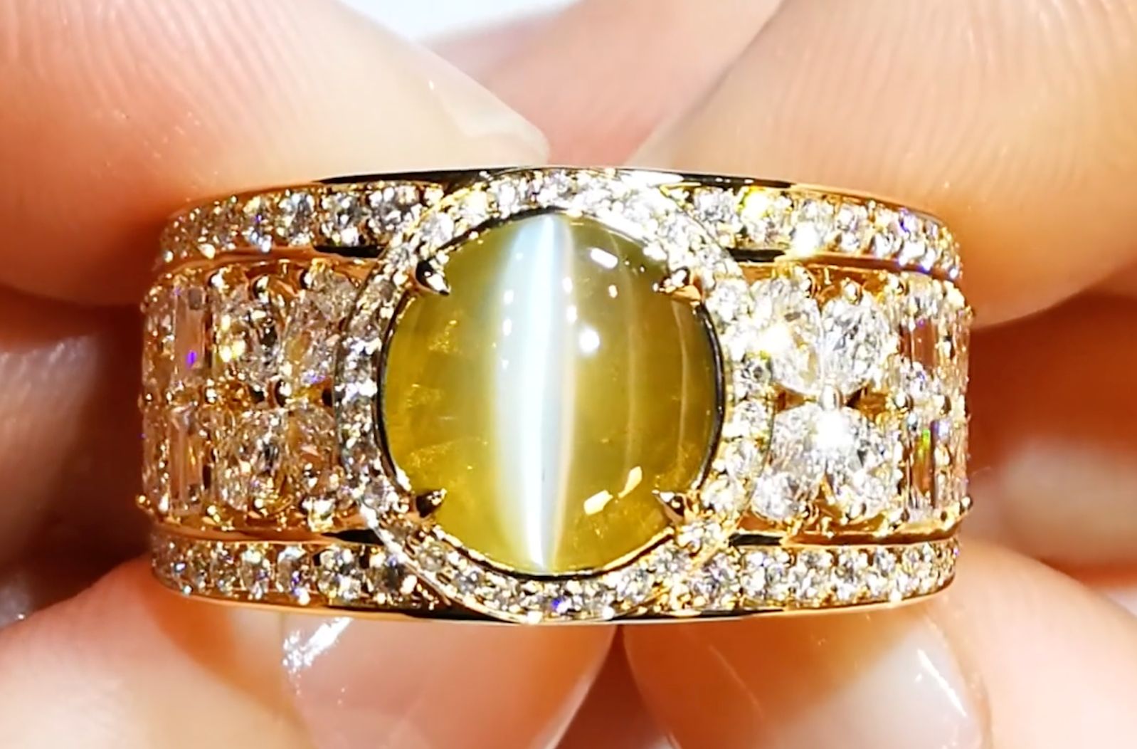 3.53ct Milk And Honey Blinking Cats Eye Chrysoberyl Ring with D Flawle ...